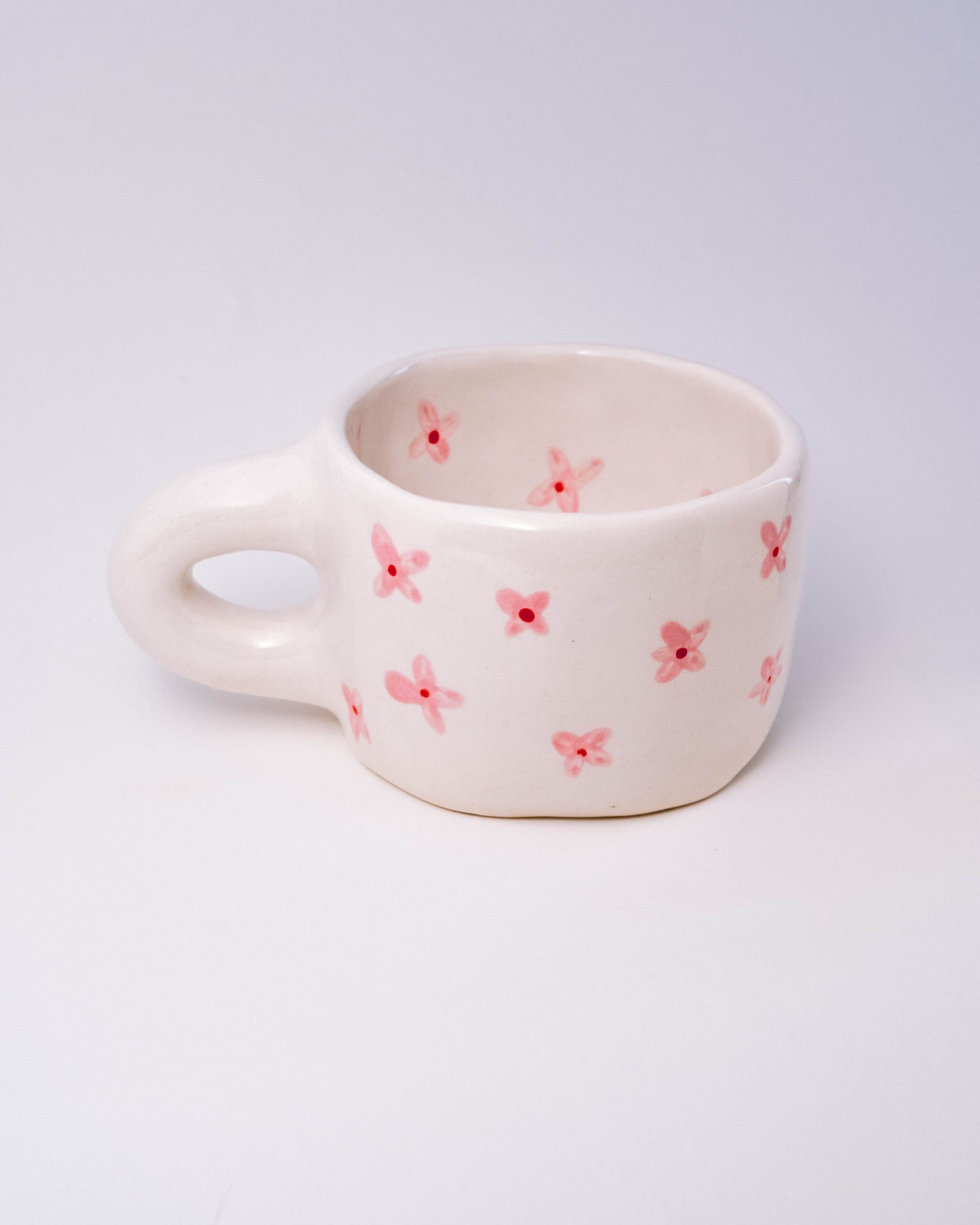 Rankų darbo keramikinis puodelis - rožinės gėlytės. | ClayPoetry.lt