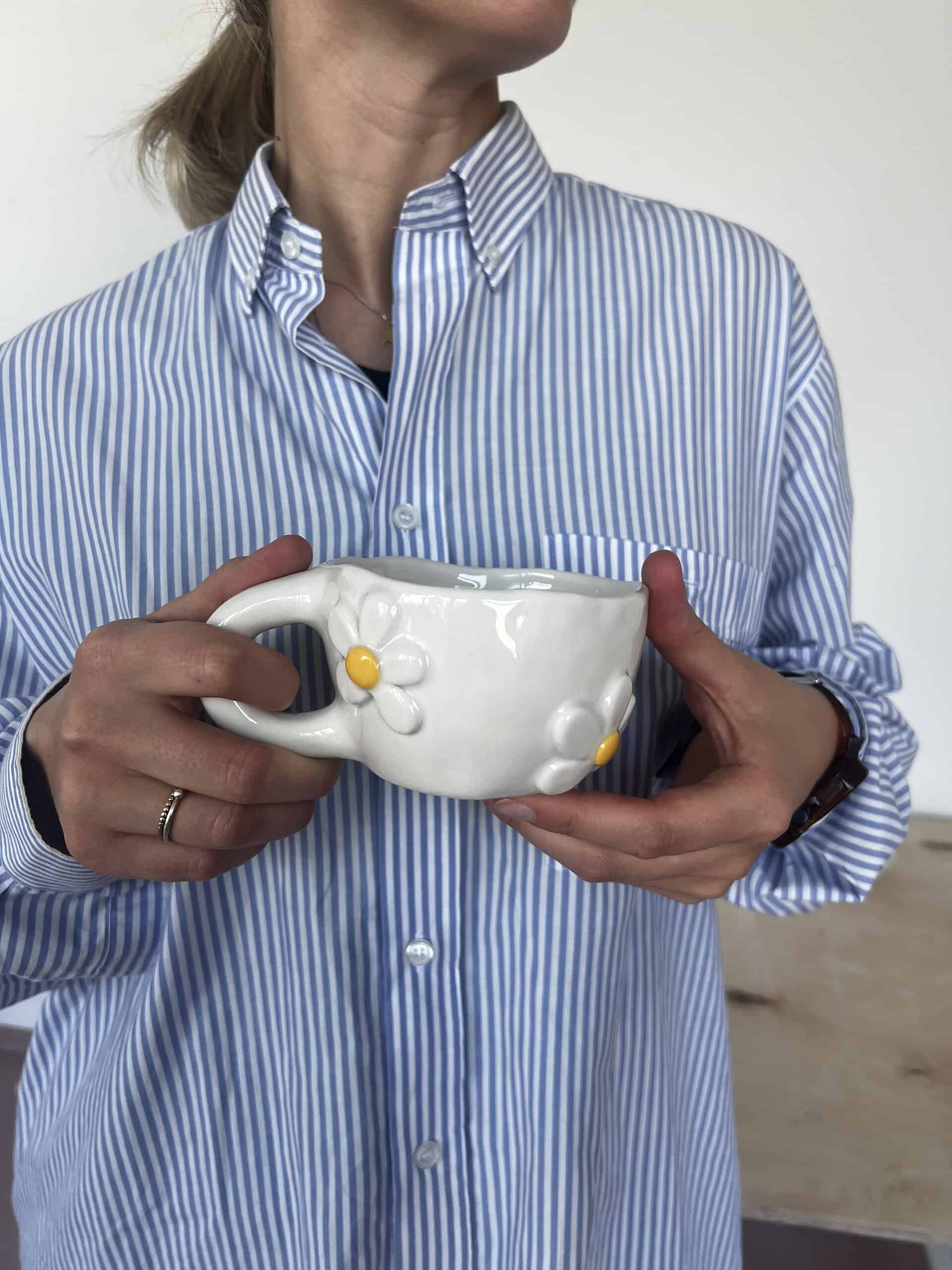 Rankų darbo keramikinis puodelis - 3D gėlytės | ClayPoetry.lt